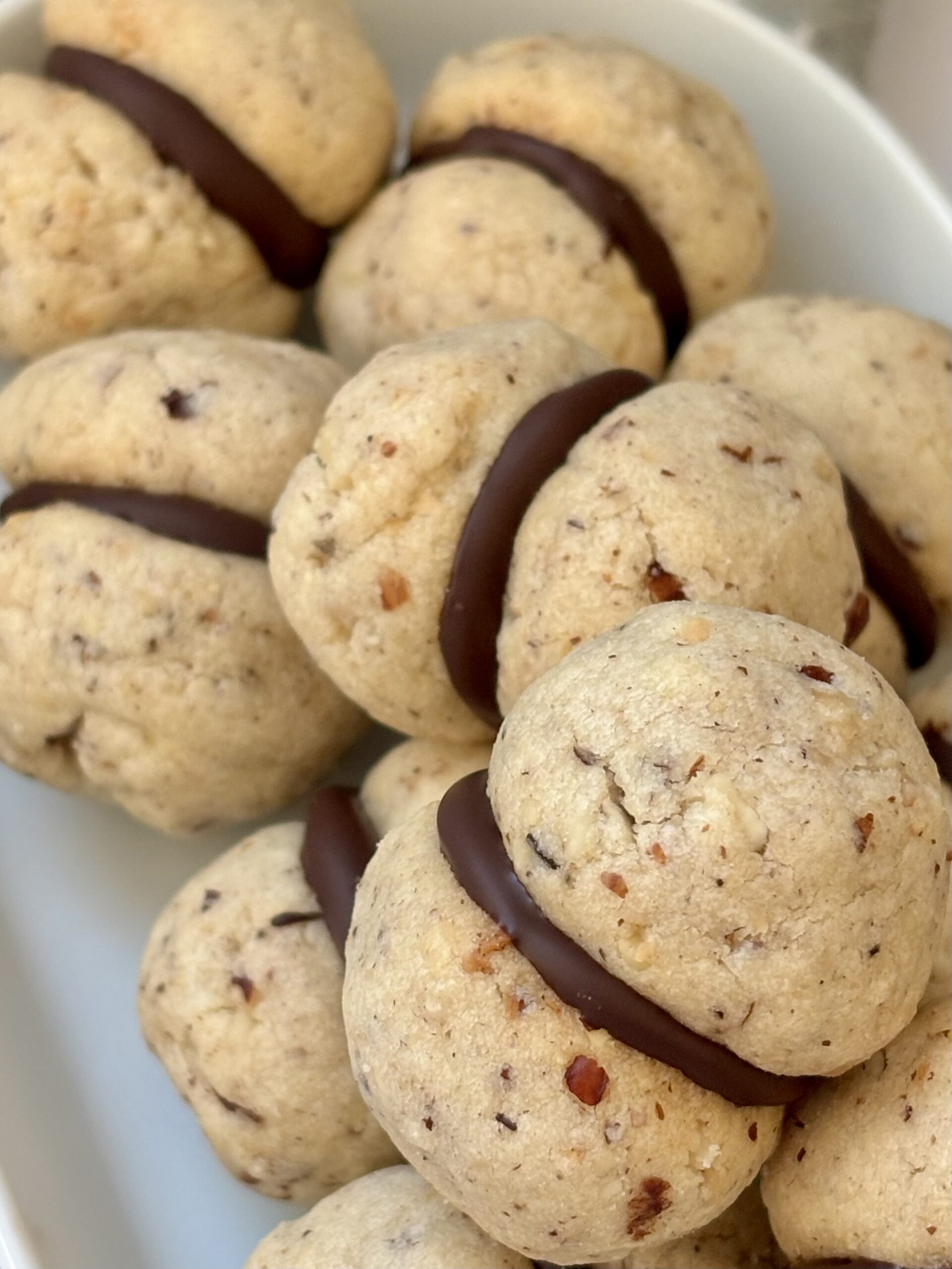 Baci di Dama (Hazelnut Cookie Sandwiches) - thehomechefmomma.com